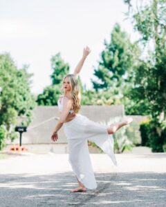 10 Simple Dance Poses For A Photoshoot